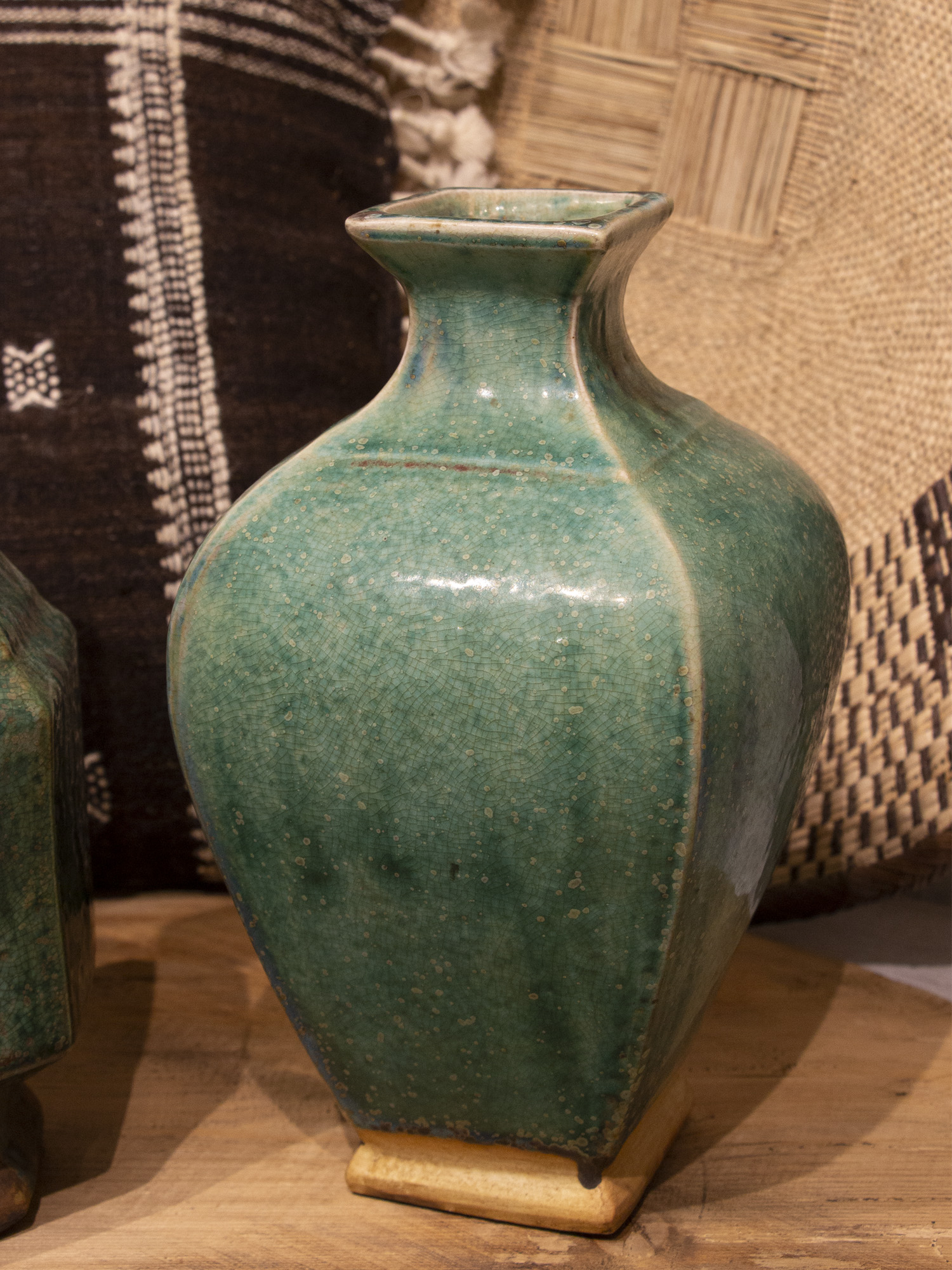 Jarrón de cerámica esmaltado en verde. Con forma cuadrada